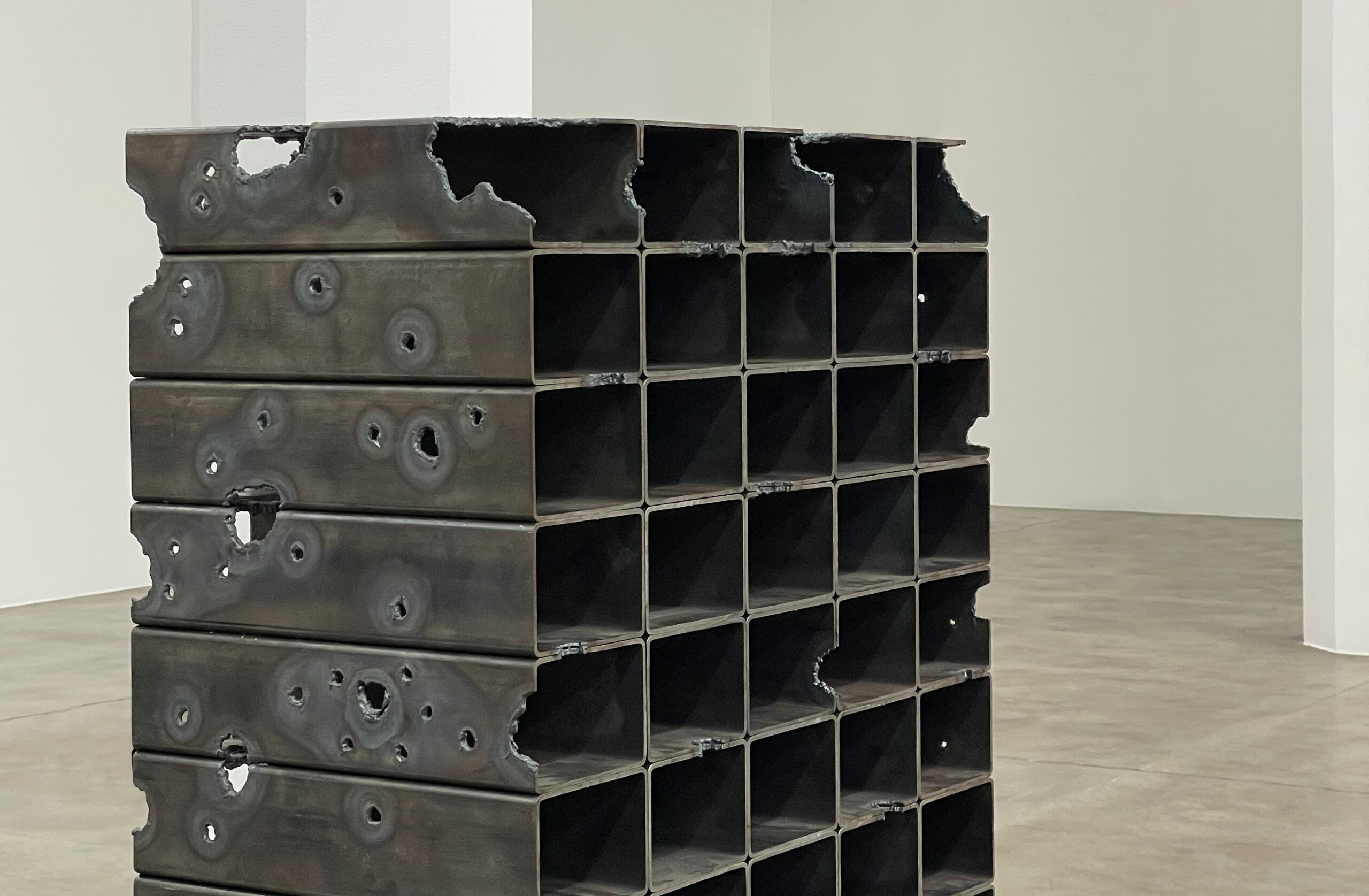 Mona Hatoum: la storia universale del singolo